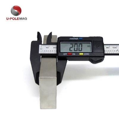 Cina Materiali principali NdFeB Magnete 100mm Tripolari Blocco gigante per applicazioni precise in vendita