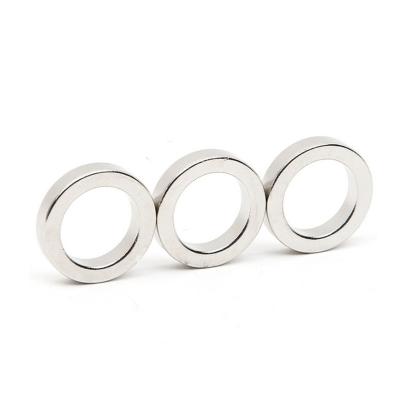 Cina Magneti elettrici a forma d'anello a Neodimio N42 permanente rivestiti in argento per uso industriale in vendita