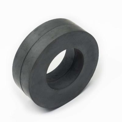 Cina Magneti a anello di ferrite in ceramica Y30 solidi e durevoli per sistemi di altoparlanti in vendita
