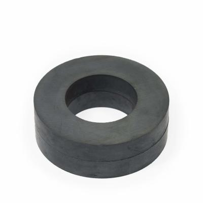 Cina Magneti a anello di ferrite in ceramica Y30 solidi e durevoli per sistemi di altoparlanti in vendita