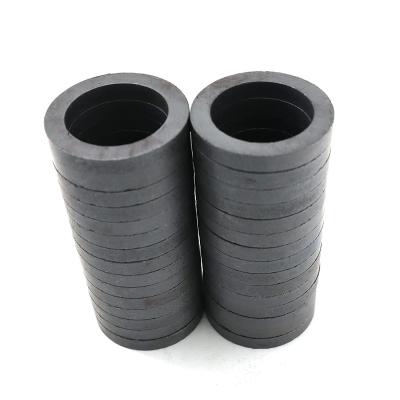 Cina Magneti a anello di ferrite in ceramica Y30 solidi e durevoli per sistemi di altoparlanti in vendita