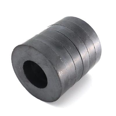 Cina Magneti a anello di ferrite in ceramica Y30 solidi e durevoli per sistemi di altoparlanti in vendita