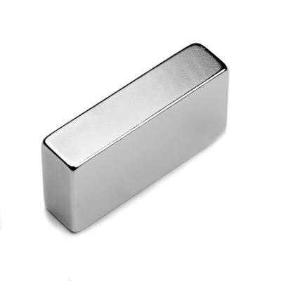 Cina Magnete al neodimio 40x10x10 Forza magnetica ultraforte per applicazioni industriali in vendita