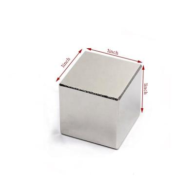 Cina 1'' Magnete a blocco di neodimio N52 forte a nichel industriale permanente con tolleranza ±0,1 mm in vendita