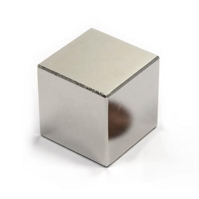 Cina Magnete permanente N42 50x50x25 cilindro quadrato di neodimio per applicazioni industriali in vendita