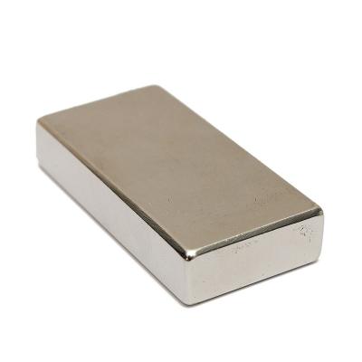 Cina Temperatura di lavoro massima 80°C N52 Magneti al neodimio con rivestimento Ni 50 x 25 x 15 mm in vendita
