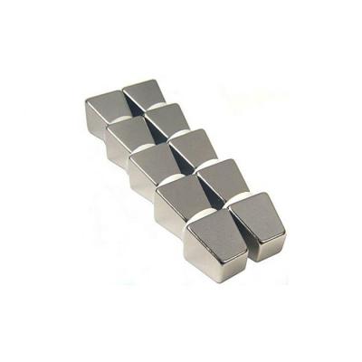 China Dimensão personalizada N48 Neodímio ímã trapezoidal para gerador de vento vibrator de temperatura à venda