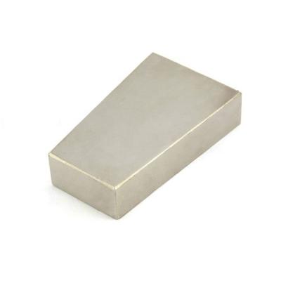 China Dimensão personalizada N48 Neodímio ímã trapezoidal para gerador de vento vibrator de temperatura à venda