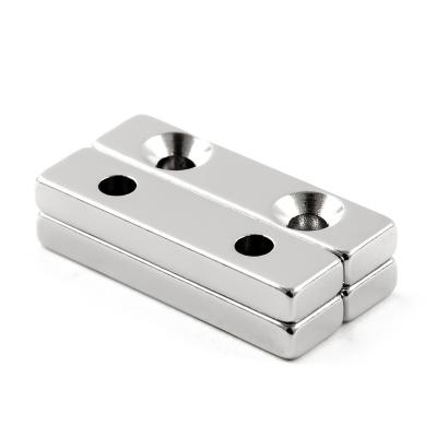 China Magnetos de blocos de neodímio de buracos duplos superfortes para resistência à temperatura de engenharia à venda