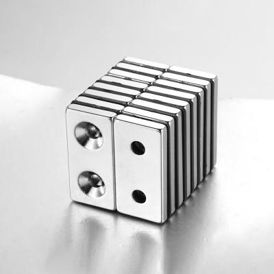 中国 超強い二孔ネオジミウムブロック磁石 工学温度耐性 販売のため