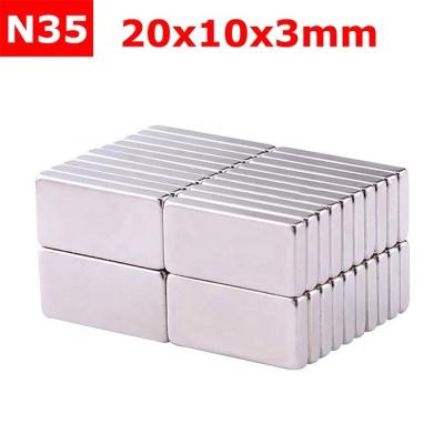 China Ímã fino retangular 20x10x3mm 3.3kg Força para temperatura máxima de trabalho 80 Centigrados à venda
