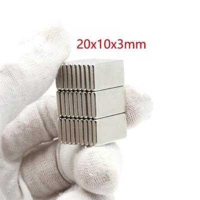 China Ímã fino retangular 20x10x3mm 3.3kg Força para temperatura máxima de trabalho 80 Centigrados à venda