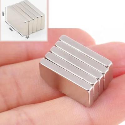 China Ímã fino retangular 20x10x3mm 3.3kg Força para temperatura máxima de trabalho 80 Centigrados à venda