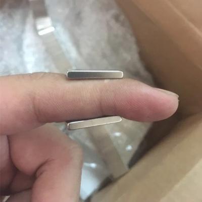 China Ímã fino retangular 20x10x3mm 3.3kg Força para temperatura máxima de trabalho 80 Centigrados à venda