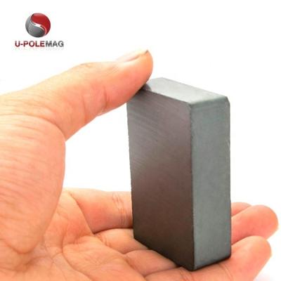 Cina Magneti ferrite rettangolari neri personalizzabili con blocchi industriali forti e permanenti in vendita