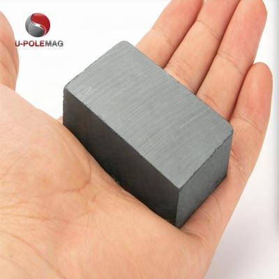 Cina Magneti ferrite rettangolari neri personalizzabili con blocchi industriali forti e permanenti in vendita