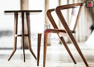 China Z Gestalte gegeven Houten de As Binnengebruik van het Restaurantstoelen Gekruist Wapen met Armsteunen Te koop
