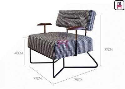Cina Il plaid 0.7cbm della struttura del metallo ha ricoperto singolo Sofa Chair Wood Armrests in vendita