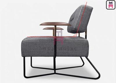 Cina Il plaid 0.7cbm della struttura del metallo ha ricoperto singolo Sofa Chair Wood Armrests in vendita