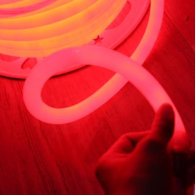 Cina 110V 220V 360° Glow Flessibile Rotondo LED Neon Rope Colore rosso chiaro in vendita