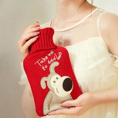 Cina il cucciolo rosso il Babbo Natale ha tricottato le bottiglie di acqua calde delle coperture per la promozione calda dell'inverno in vendita