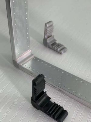 Cina Collegare la barra spazzatrice in alluminio con il connettore di angolo in plastica resistente in nero e grigio in vendita