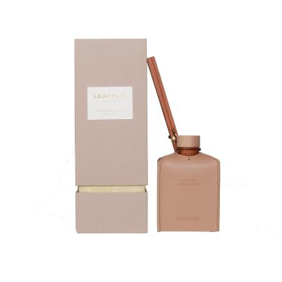 Cina Bottiglia di vetro di lusso Reed Diffuser di fragranza decorativa domestica superiore con i bastoni della fibra in vendita