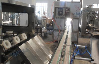 Cina Cappucci di plastica automatici della macchina di rifornimento dell'acqua da 5 galloni 450 BPH grandi in vendita