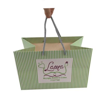 Cina Borse di distributore di giornali di carta amichevoli eco- di servizi di stampa con le maniglie torte in vendita