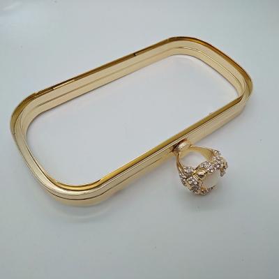 China Ring Closure Clamshell Clutch Frame à venda
