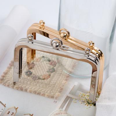 Cina 12*9cm O Ring Closure Purse Clutch Frames con i fori della vite in vendita