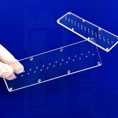 中国 工場 カスタム クォーツ ガラス シート 高温レーザー 孔 販売のため