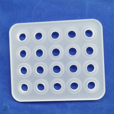 China Professionelle, auf Wunsch angefertigte, opaque, perforierte Quarzplatte, hochtemperaturbeständig zu verkaufen