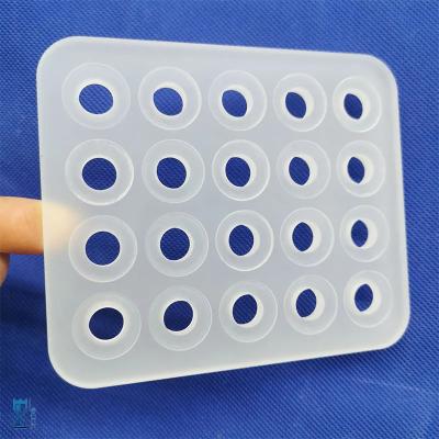 China Professionelle, auf Wunsch angefertigte, opaque, perforierte Quarzplatte, hochtemperaturbeständig zu verkaufen