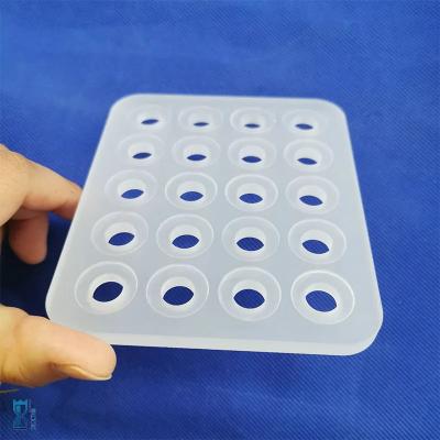 China Professionelle, auf Wunsch angefertigte, opaque, perforierte Quarzplatte, hochtemperaturbeständig zu verkaufen