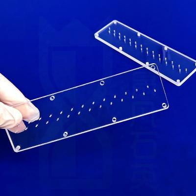中国 高光伝達性 工場 オーダーメイド レーザー 孔付き クォーツ ガラス シート 溶融 クォーツ 販売のため