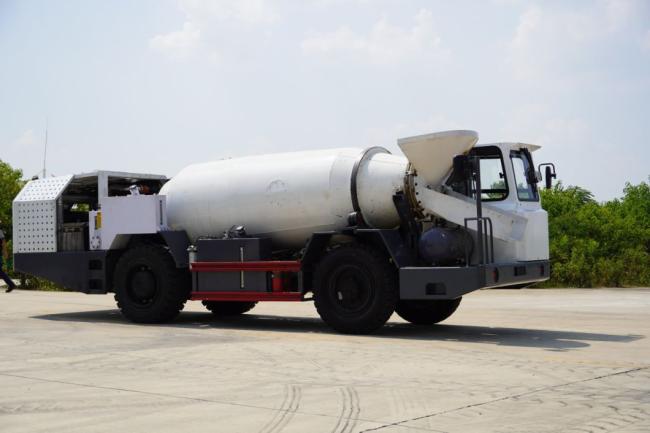Shentuo Construction Equipment Wc4bj 4cbm Self Loading Concrete Mixer Truck