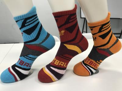 China Calcetines deportivos de algodón transpirable con estampado multicolor con estilo regular y almohadilla en venta