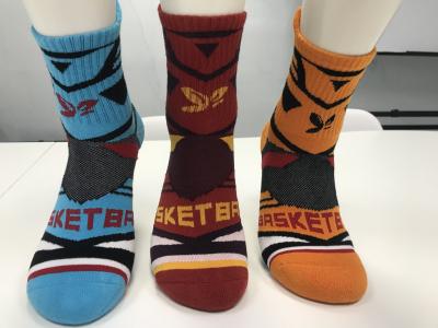 China Calcetines deportivos de algodón transpirable con estampado multicolor con estilo regular y almohadilla en venta