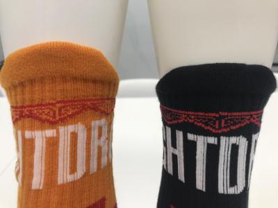 China Calcetines deportivos de algodón transpirable con estampado multicolor con estilo regular y almohadilla en venta