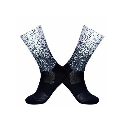 Cina Polyamide e Spandex Materiale Regular Style Calzini sportivi maschili per stile di vita attivo in vendita