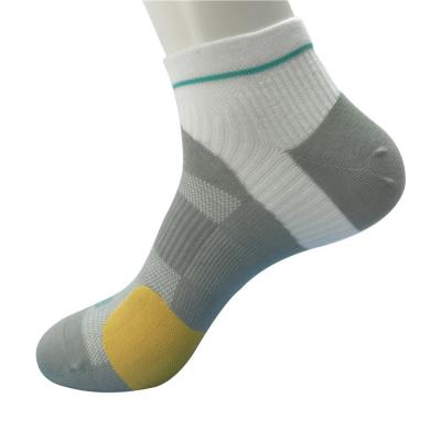 China Sportsocken mit schnell trocknender und atmungsaktiver Stoffstärke zu verkaufen