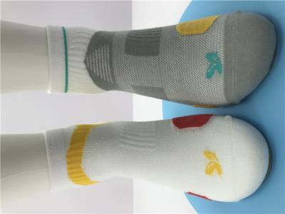 China Sportsocken mit schnell trocknender und atmungsaktiver Stoffstärke zu verkaufen