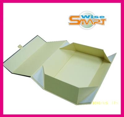 Cina Contenitori d'imballaggio regalo pieghevole di carta rivestito/bianco o grigio per stoccaggio PB2012316 dell'abbigliamento in vendita