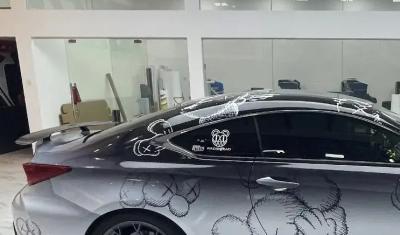 Cina Il manifesto di KAWS ha personalizzato la superficie lucida di pendenza del film dell'automobile stampata Digital in vendita