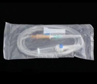 Cina insieme liquido del dispositivo di venipunzione di trasfusione di sangue del glucosio della siringa medica eliminabile sterile di 168cm in vendita