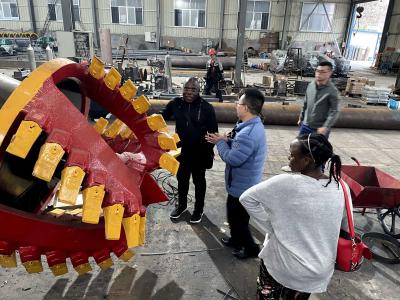 中国 川床砂採掘のための低速砂掘削機 3500m3のクリアな水の流れ率と18インチ輸送 販売のため