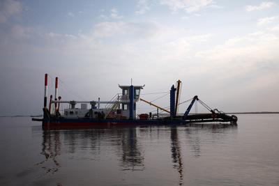 China A produção diária deste equipamento de dragagem de 14 polegadas é de 3000 metros cúbicos. à venda