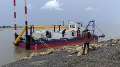 Dredger de sucção com tubo de descarga