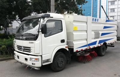 中国 廃物のクリーニングのための4pcs掃除人に吹きかける水が付いている8CBM通りの走路の掃除人のトラック 販売のため